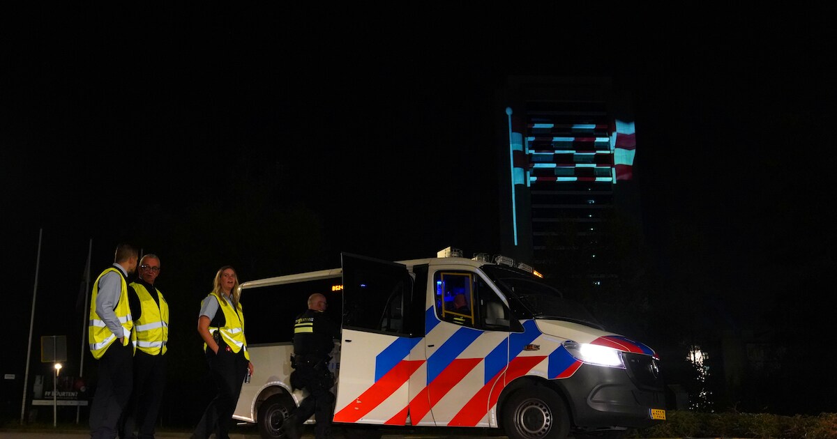 Politie massaal aanwezig in omgeving azc Den Bosch na signalen van ...