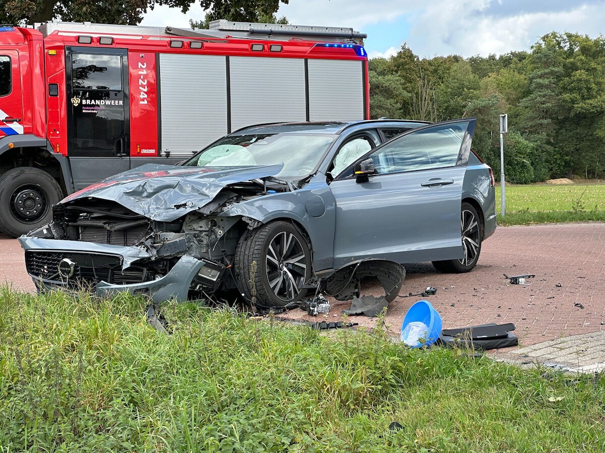 Auto belandt ondersteboven langs de weg na botsing in Vorstenbosch ...