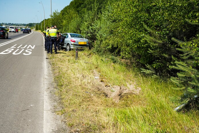 Automobilist valt in slaap achter stuur en botst frontaal op lantaarnpaal op N261 in Loon op ...