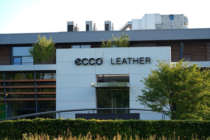 Productiehallen Ecco Leather in Dongen verwoest door enorme brand, in de ochtend worden nog ...