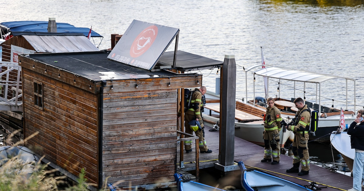 Boot vat vlam bij bootverhuurbedrijf in Den Bosch, brand snel onder ...