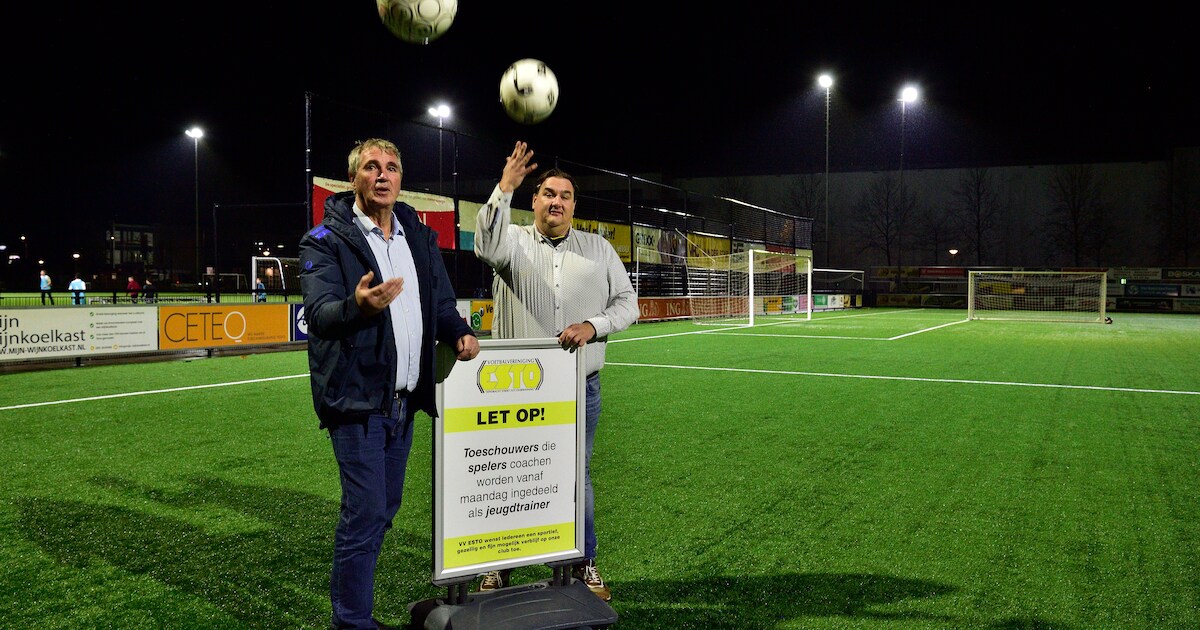 Voetbalclub klaar met schreeuwende ouders langs de lijn: bord met ...