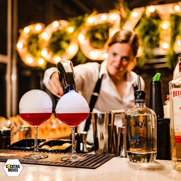 Max uit Tilburg schudt feestelijke cocktailrecepten voor Kerstmis uit ...