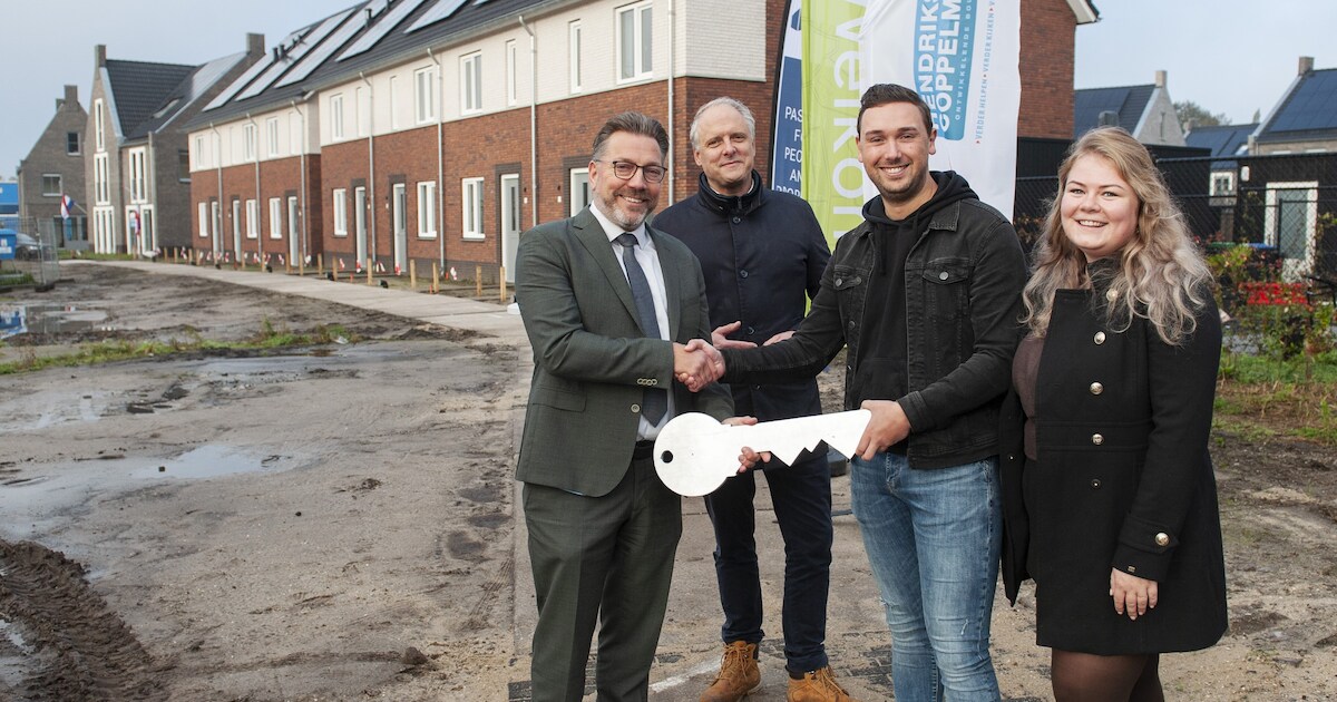 Bewoners krijgen de sleutel van hun superzuinige huurwoning in De ...