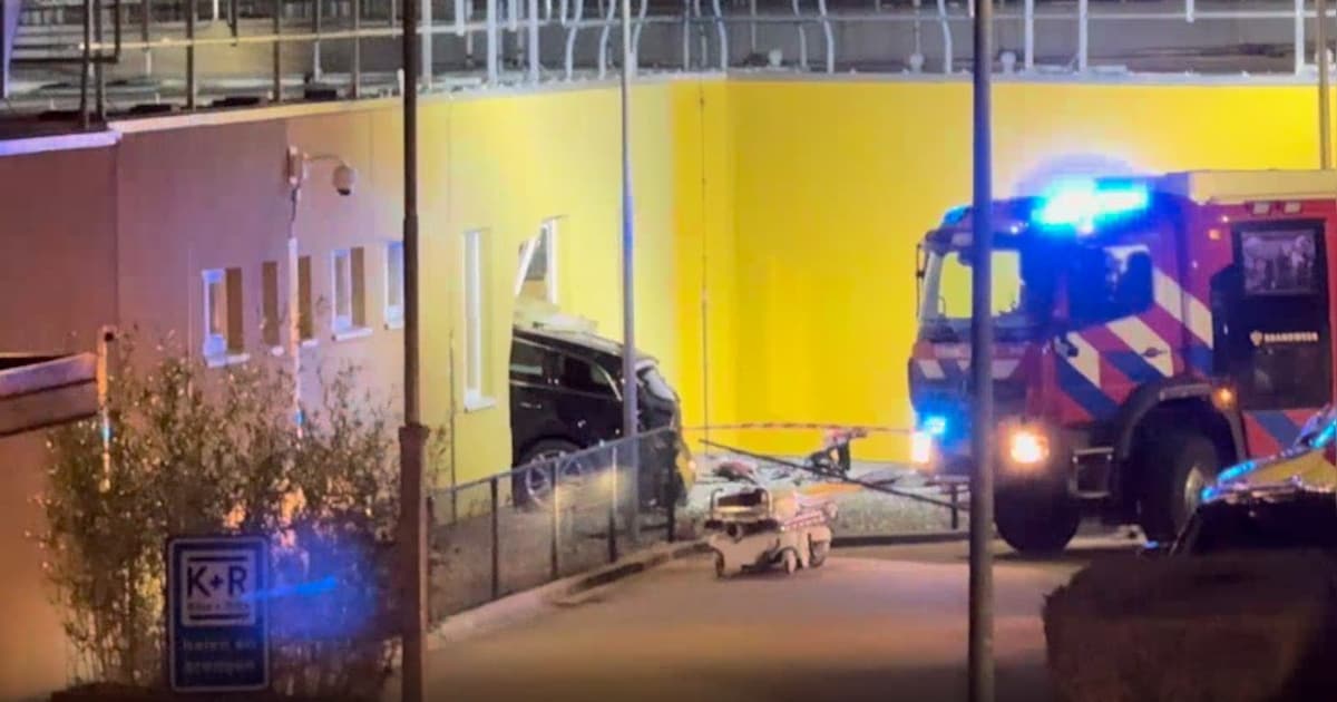 Auto rijdt dwars door gevel van ziekenhuis in Heerlen, bestuurder ...