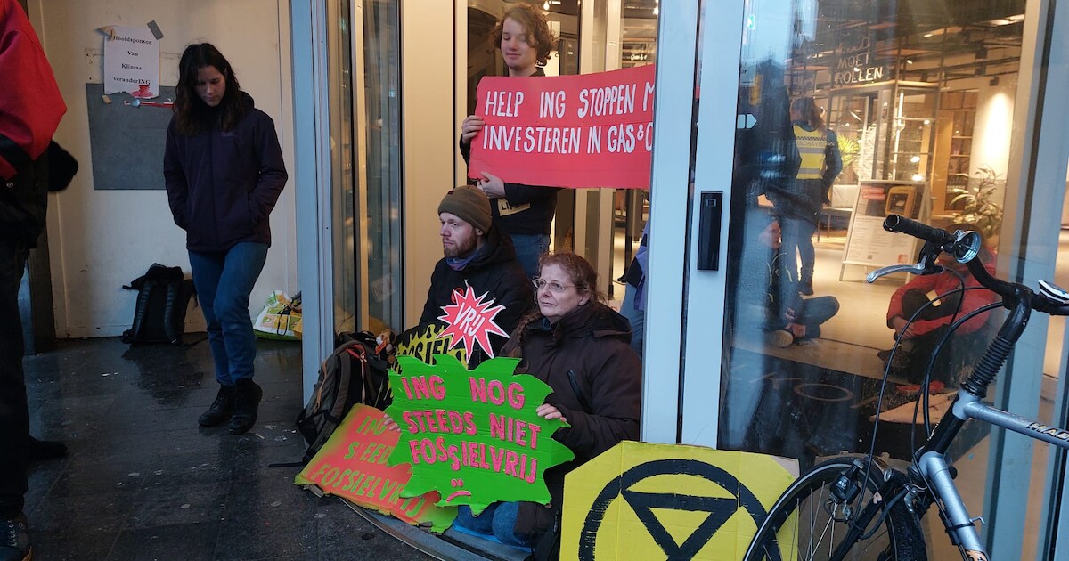 Extinction Rebellion blokkeert de ingang van de ING in het centrum van ...