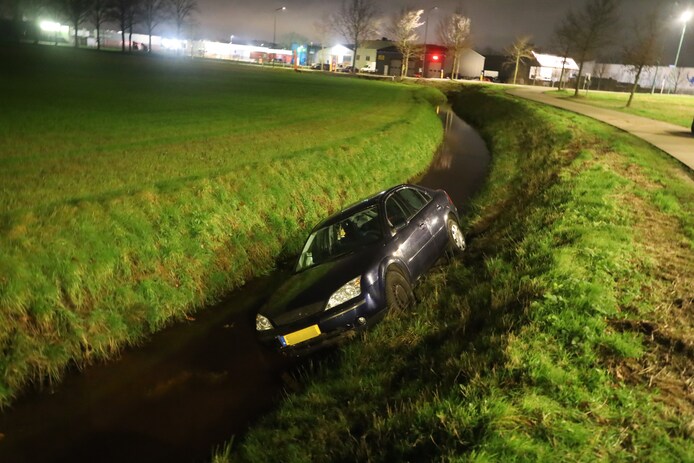 Auto in greppel in Venhorst, bestuurder is spoorloos | Boekel | bd.nl