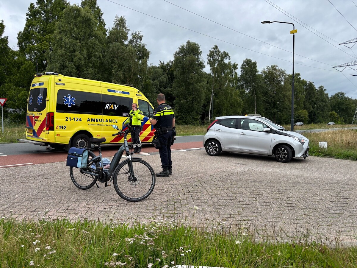 Fietsster naar ziekenhuis na aanrijding met auto in Uden, politie ...
