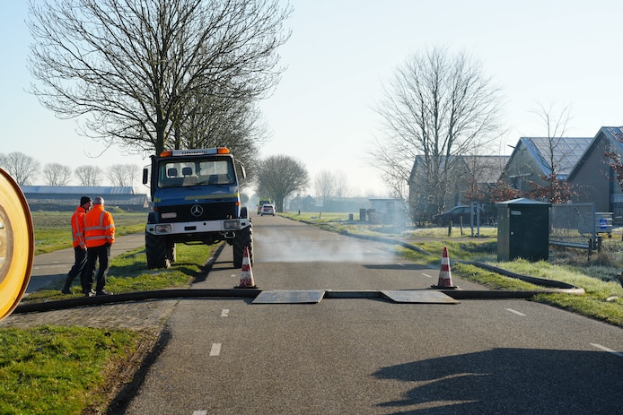 Boer legt dikke mestslang over fietspad in Oudheusden, vrouw valt van scooter: is de boer ...