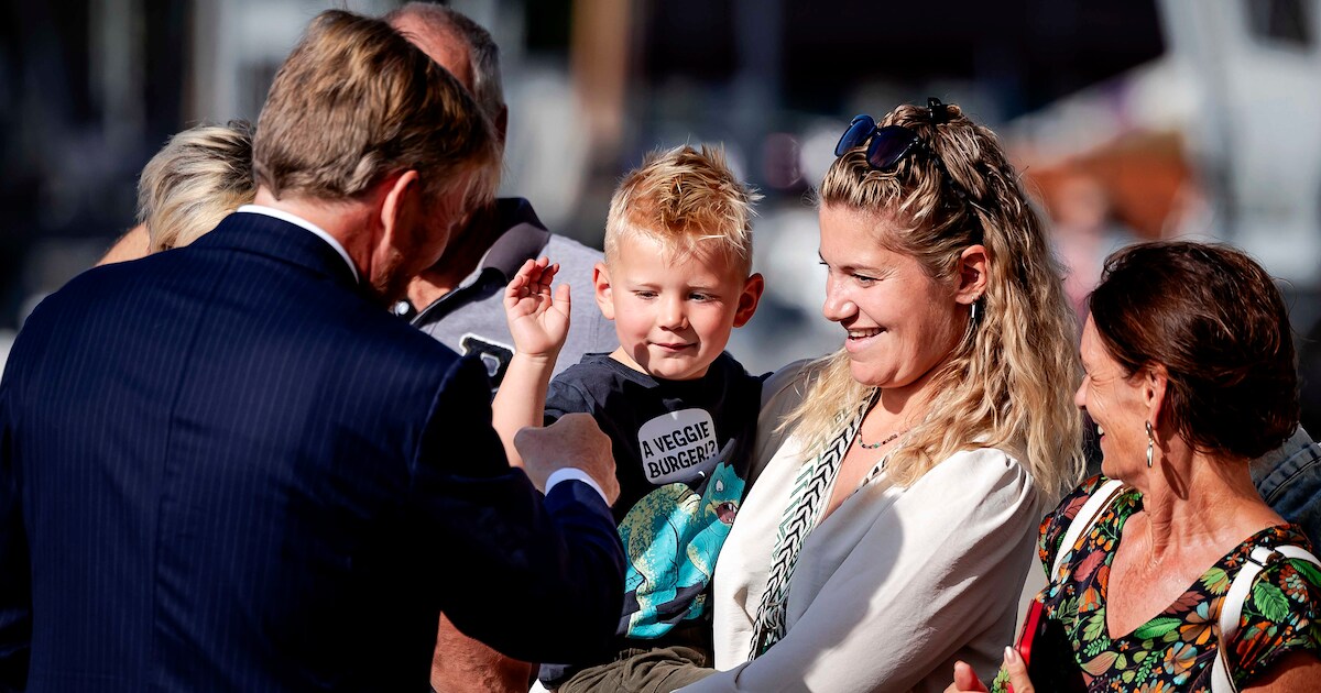 Levien (3) krijgt een boks van de koning, Leny uit Tilburg een handkus ...