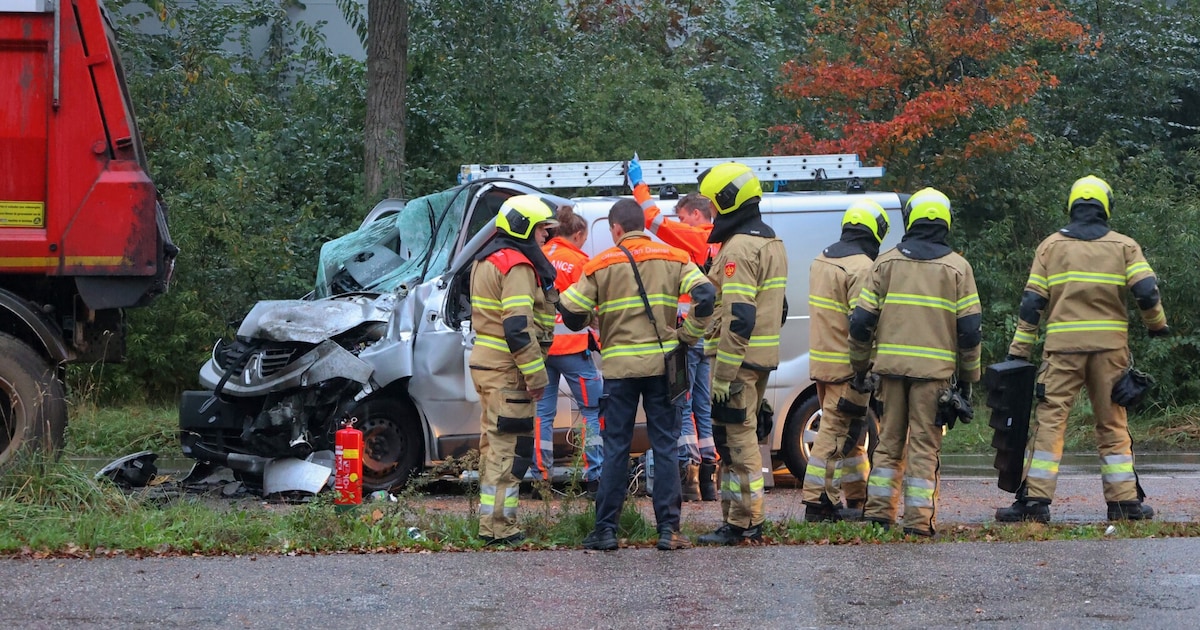 Man bekneld in busje door botsing achterop geparkeerde vrachtwagen in ...