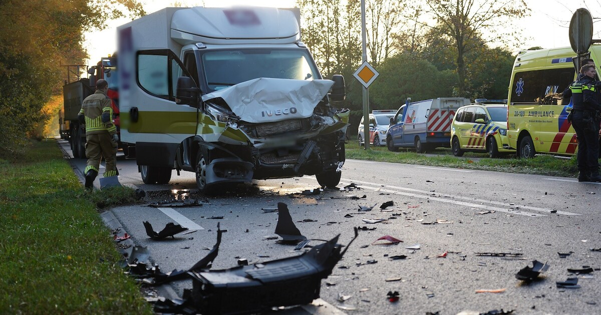 Weg vol brokstukken na botsing tussen vier auto's in Dongen, één gewonde naar ziekenhuis ...
