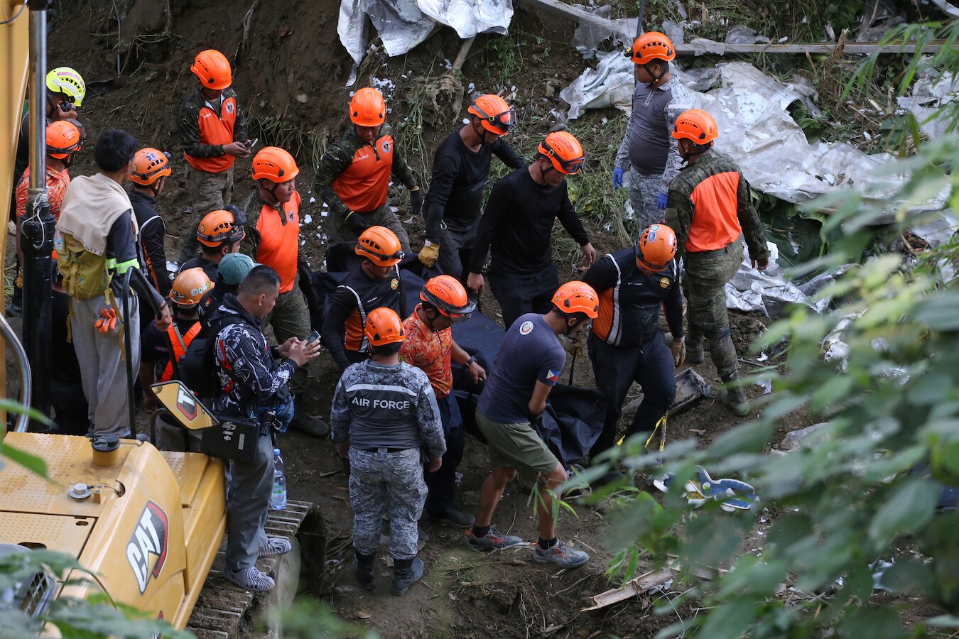 Instortende afvalberg op Cebu leidt tot zeker elf doden en nog twintig ...