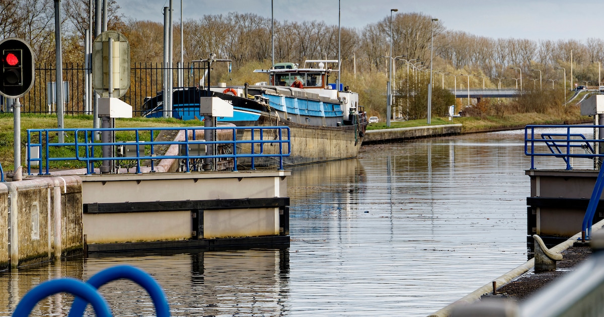Monteurs houden adem in: noodreparatie sluis in Schijndel bevrijdt ...