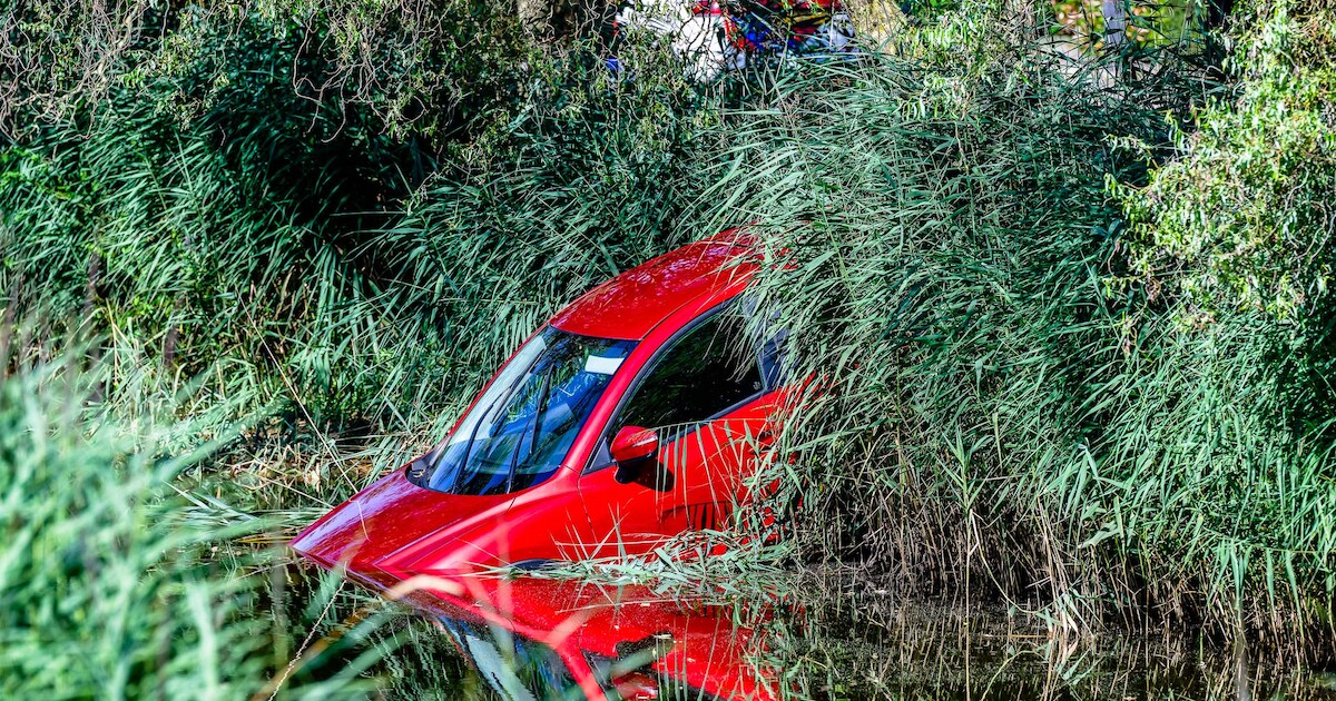 Man neemt pauze na ochtend lang sleutelen aan auto, maar bij terugkomst ...