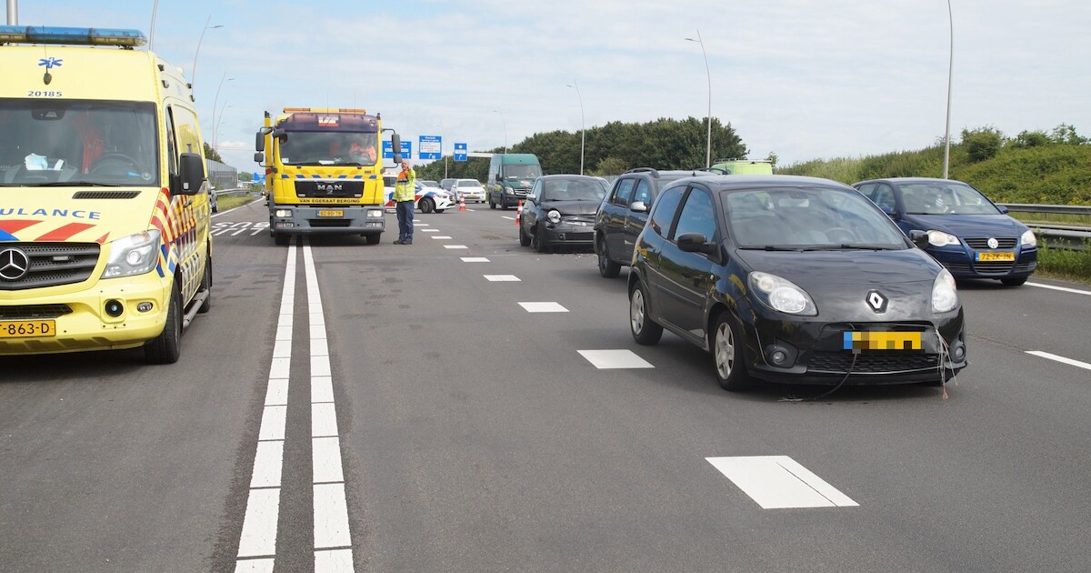 Drie auto’s botsen op elkaar op Midden-Brabantweg in Sprang-Capelle | 112 nieuws Waalwijk | bd.nl