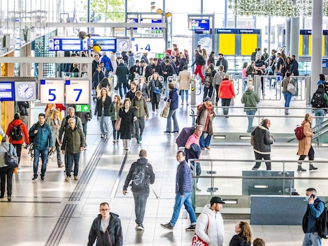Twee blikseminslagen zorgen voor problemen op het spoor rond Utrecht ...