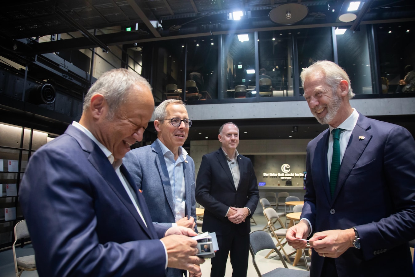 Op 9400 kilometer afstand van Tilburg krijgt burgemeester Hoes de vraag ...