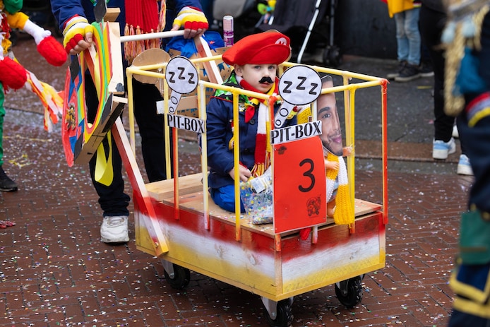 Keinderoptocht in Oeteldonk heeft hoog knuffelgehalte: ‘Als wij lachen ...