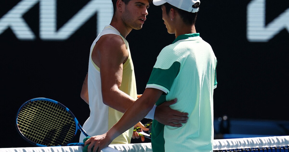 Carlos Alcaraz verder op Australian Open na opgave Shang: ‘Zo wil je ...