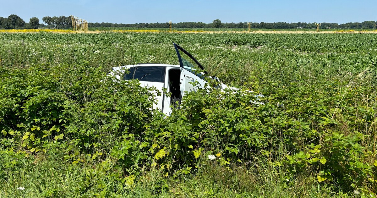 Auto van de weg geraakt in Volkel, bestuurder nagekeken in ambulance ...