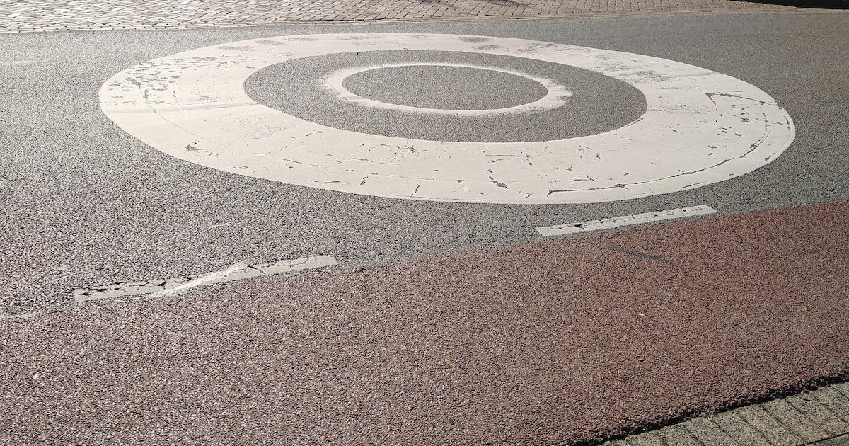 Wat zijn deze mysterieuze cirkels op straat? | Auto | BD.nl