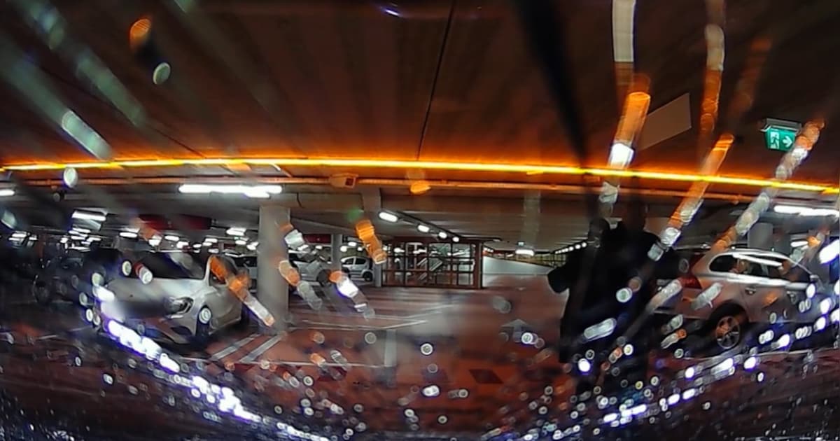 Uit het niets vernielen twee mannen deze Porsche in een parkeergarage ...