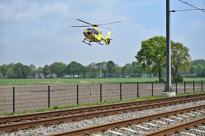 Dode bij ernstig ongeval op het spoor in Berkel-Enschot: auto belandt ...