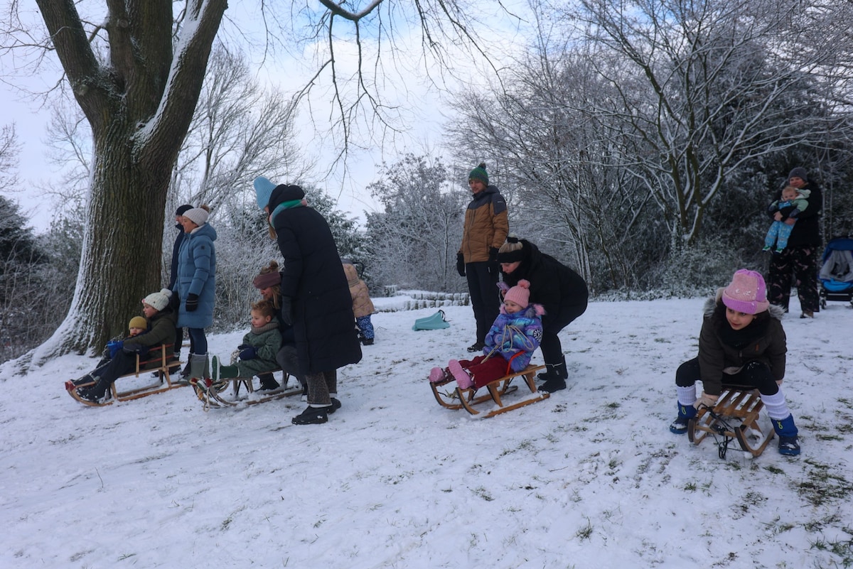 Rijstrook A58 bijna hele middag dicht door ongeluk, Arriva-bussen ...