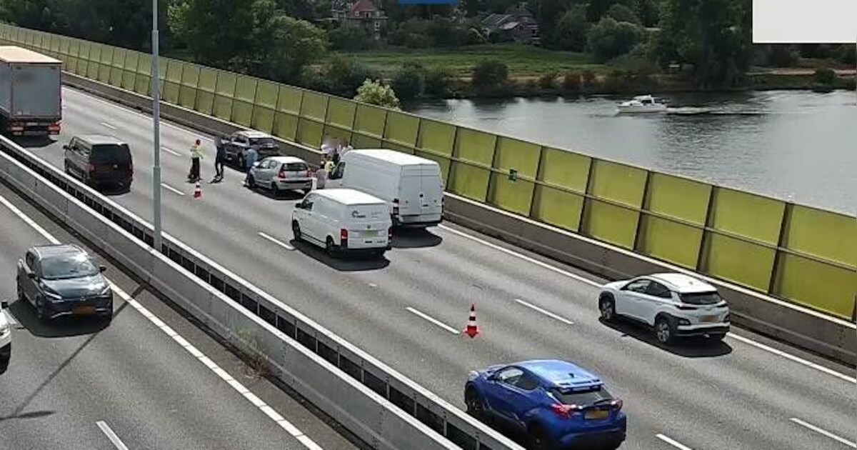 Botsing met meerdere auto's op de A2 bij Den Bosch | Den Bosch | BD.nl