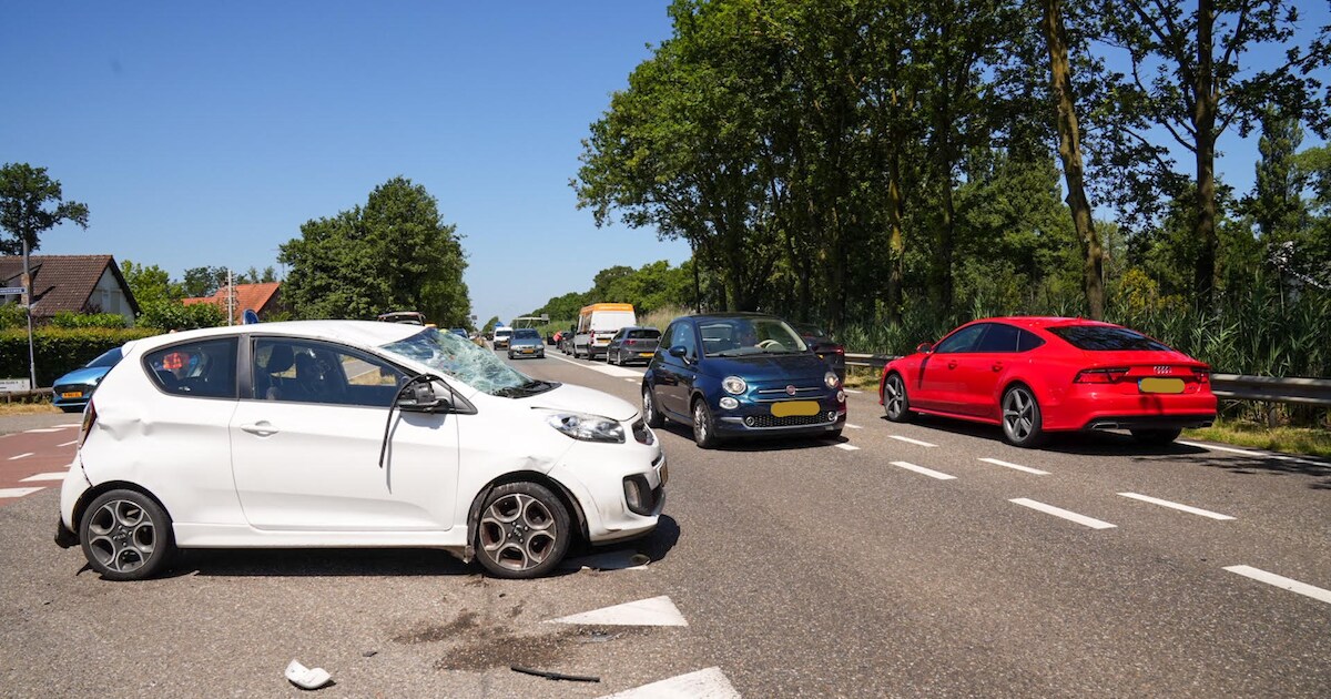 Botsing tussen drie auto’s in Helmond, één voertuig slaat over de kop ...