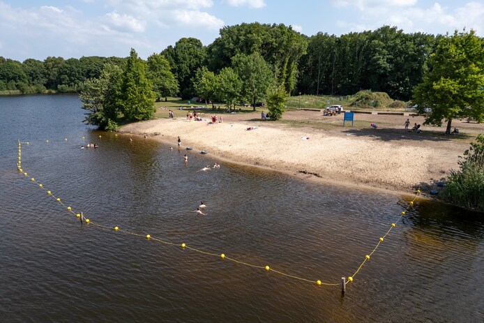Net op tijd voor de verwachte hittegolf kan het stadsstrand in Waalwijk ...
