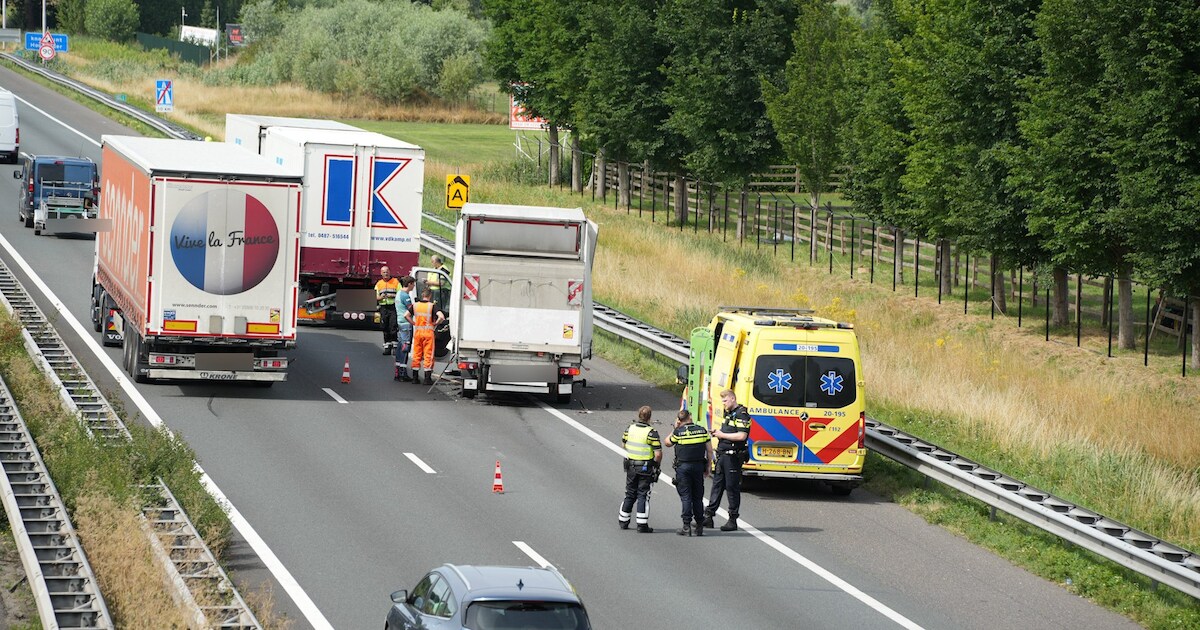 Bestuurder gewond bij ongeval tussen busje en vrachtwagen op A59, veroorzaakte flinke vertraging ...