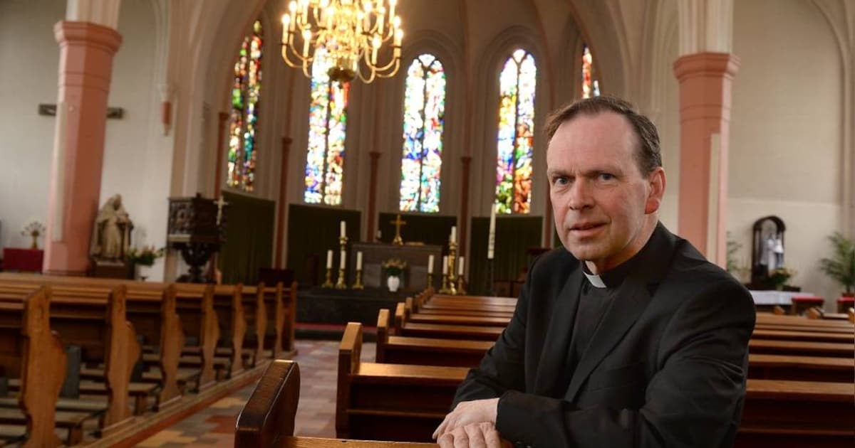 Priester Kerssemakers opvolger pastoor Mennen in Oss | Oss | BD.nl