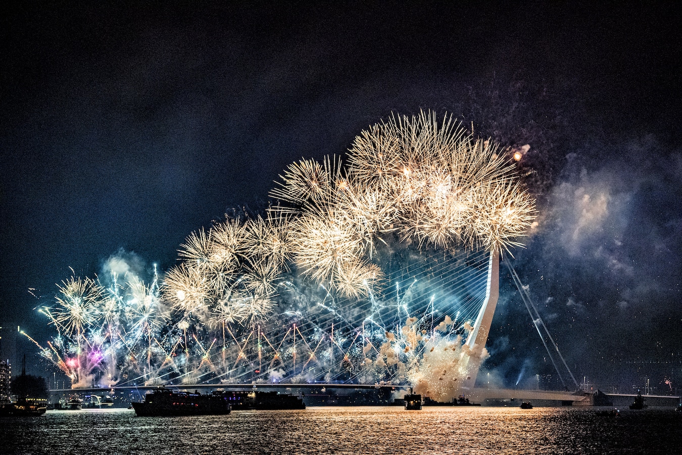 Als iedereen aftelt voor grootste vuurwerkshow, zit Frits in de stress ...