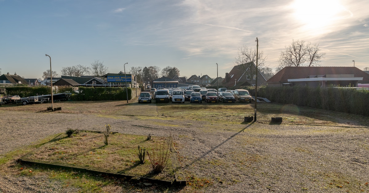 Na 30 jaar mag dealer geen auto's meer langs de weg zetten: 'Ik val ...