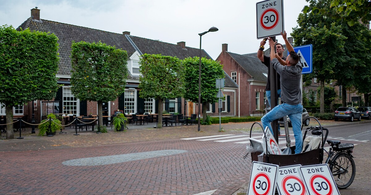 Bewoners plaatsen extra verkeersborden uit onvrede | Regio | BD.nl