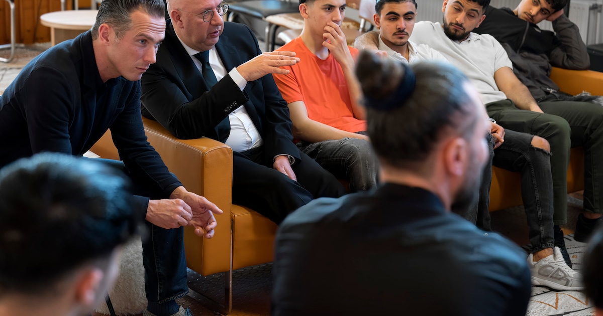 Burgemeester en wethouder praten met Syrische jongeren na geweld in ...