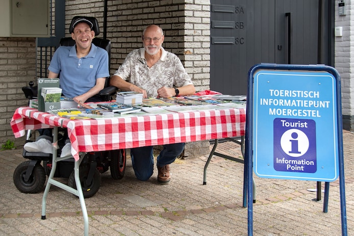 Wat is er te doen in Moergestel? Patrick heeft de folders klaar liggen ...