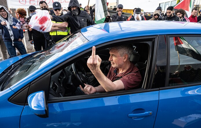 Middelvingers, gescheld en een entree over rood besmeurde vlag: op ...