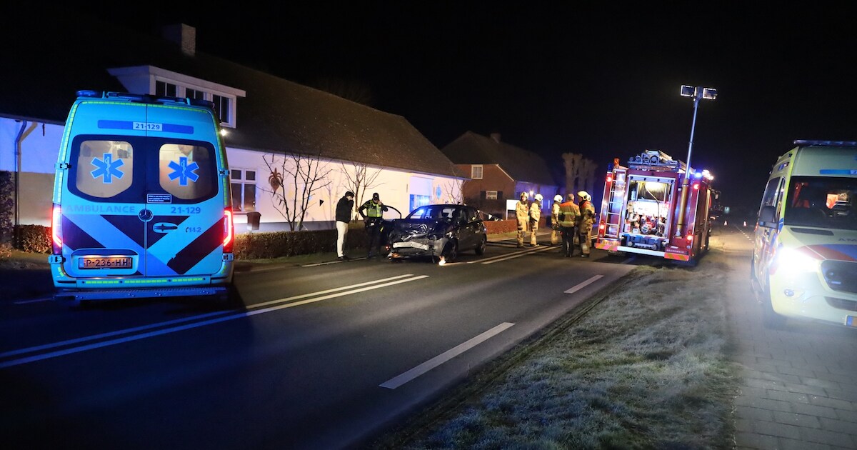 Frontale botsing tussen twee auto's op Gemertseweg in Boekel, twee ...