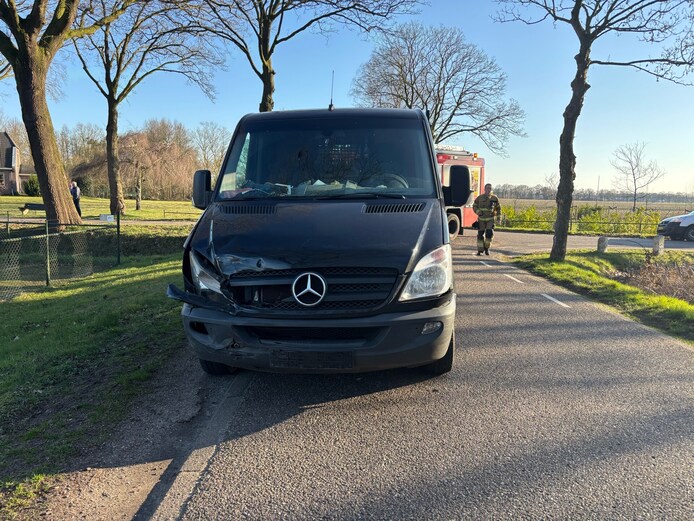 Auto belandt op zijkant bij botsing met bestelbus in Venhorst, veel deuken en kapotte ruiten ...