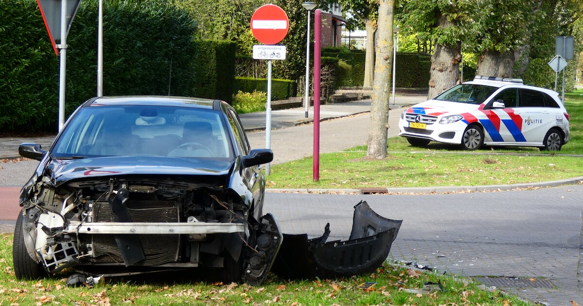 Flinke schade bij ongeluk op kruispunt in Oss | Oss e.o. | bd.nl