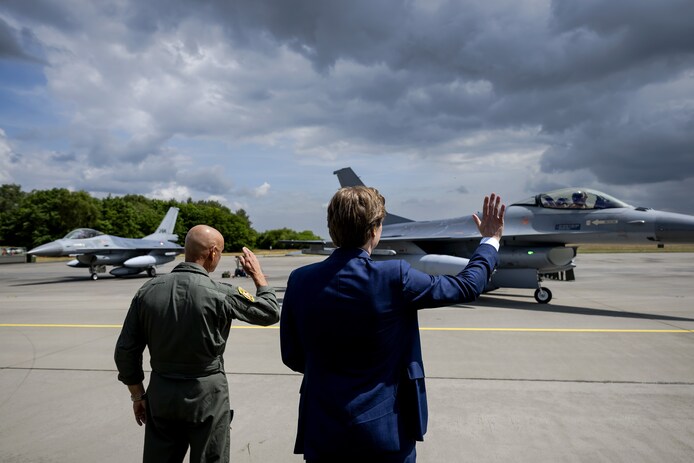 Laatste Nederlandse F-16 vertrokken naar Oekraïne: ‘Het is nu echt op ...