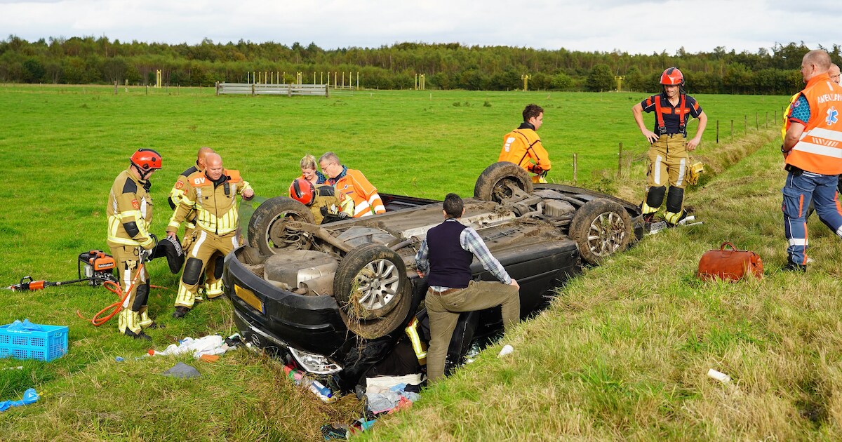 Auto schiet van de weg en belandt op zijn kop in de sloot, vrouw zit ...