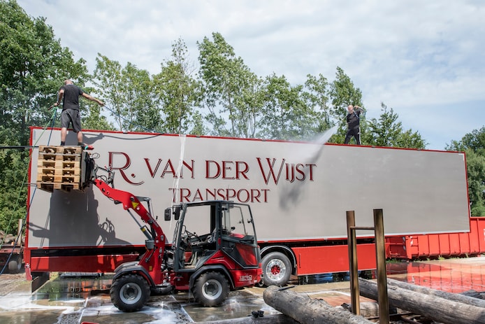 Rick (31) heeft zijn vrachtwagen omgetoverd tot kunstwerk: ‘Zelfs het ...