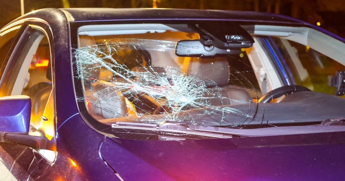 Voorruit van auto volledig gebarsten bij botsing met voetganger in Oss ...