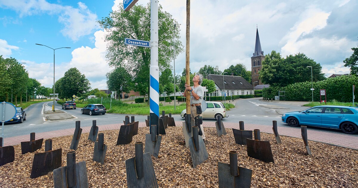 28 spades en batsen op rotonde Macharen, maar waar is nou die haan ...