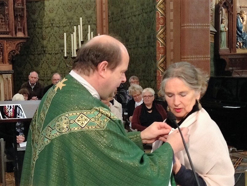 Jubilerend lid Nicolaas koor Helvoirt in het zonnetje gezet | Foto | bd.nl