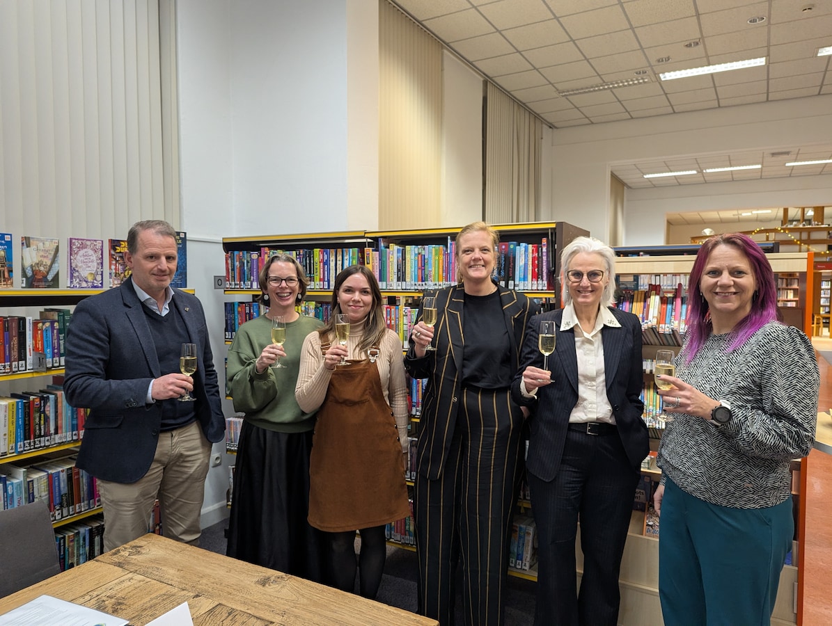 Nassau en Hertog werken samen verder aan de bibliotheek | Foto | bd.nl